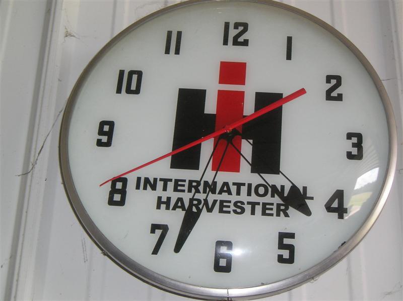 My new IH clock - General Chat - Red Power Magazine Community