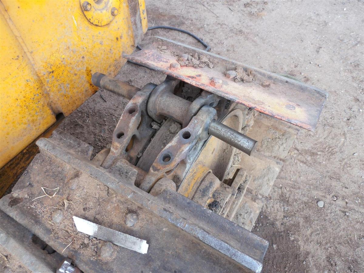 125E track adjuster repair and new master pin groups - IH Construction ...