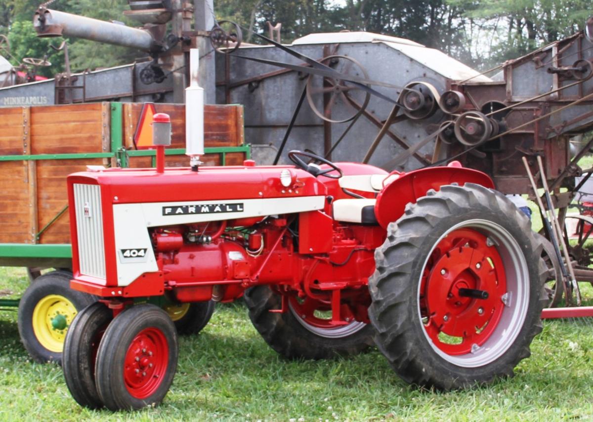 Tractor of the week #33 ( Farmall / IH 404 ) Post your photos - General ...