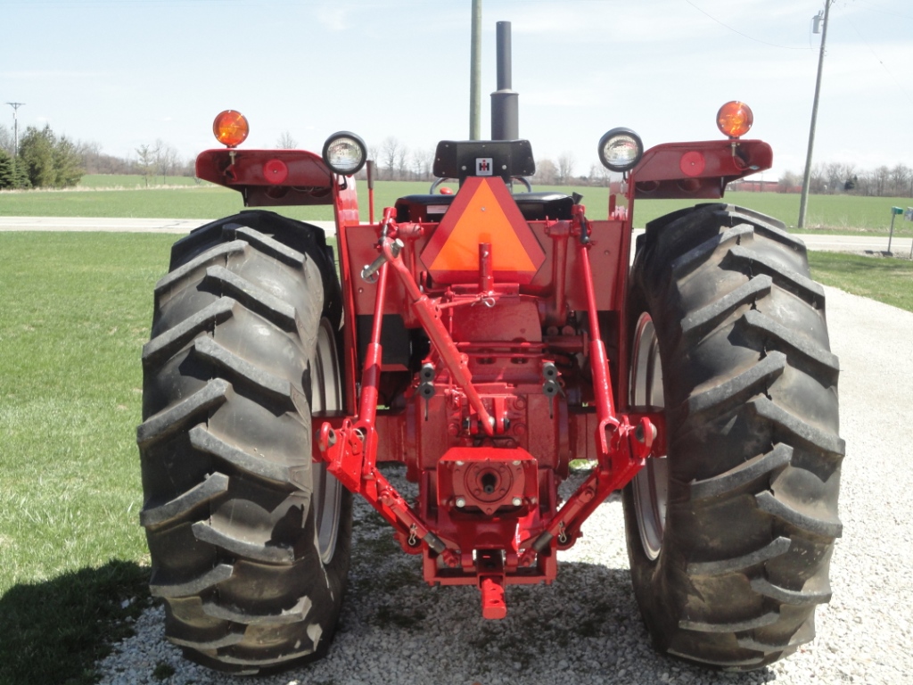 International 656 Utility restoration finished pictures ready for RPR ...