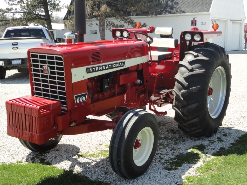 International 656 Utility restoration finished pictures ready for RPR ...