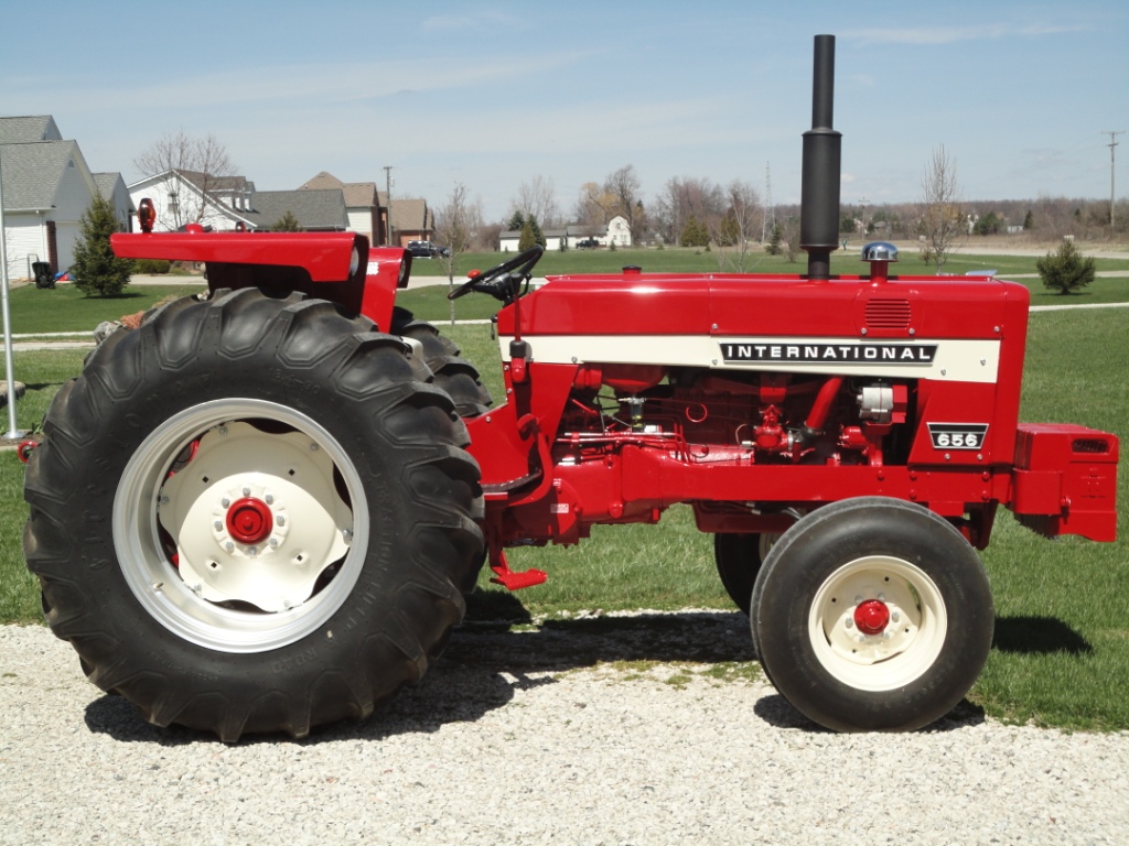 International 656 Utility restoration finished pictures ready for RPR ...
