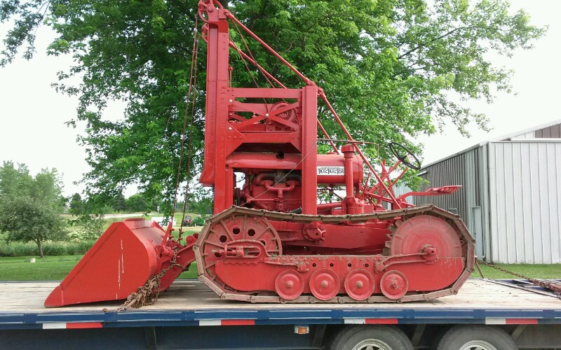 Tractractor with trackson tracks and loader - IH Construction Equipment ...