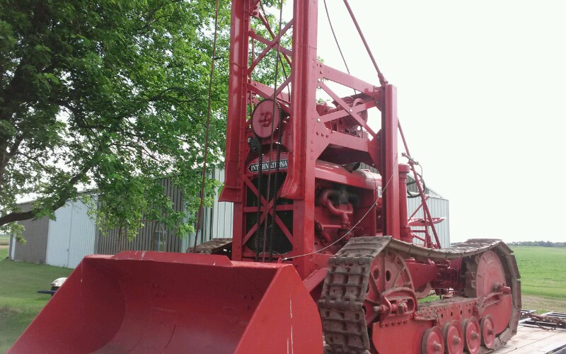 Tractractor with trackson tracks and loader - IH Construction Equipment ...