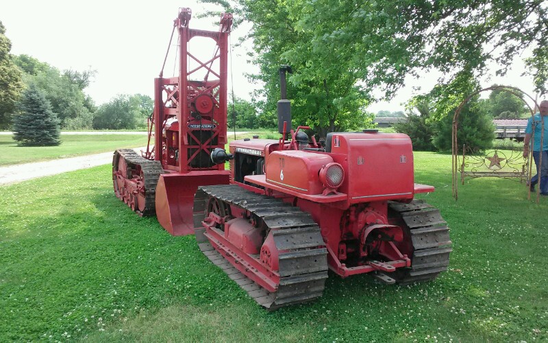 Tractractor with trackson tracks and loader - IH Construction Equipment ...
