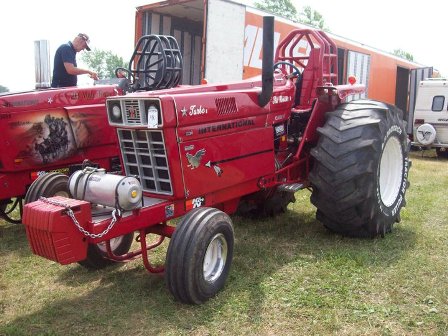 I didnt know Coleman Wheatley bought Danny Deans Rooster pullin tractor ...