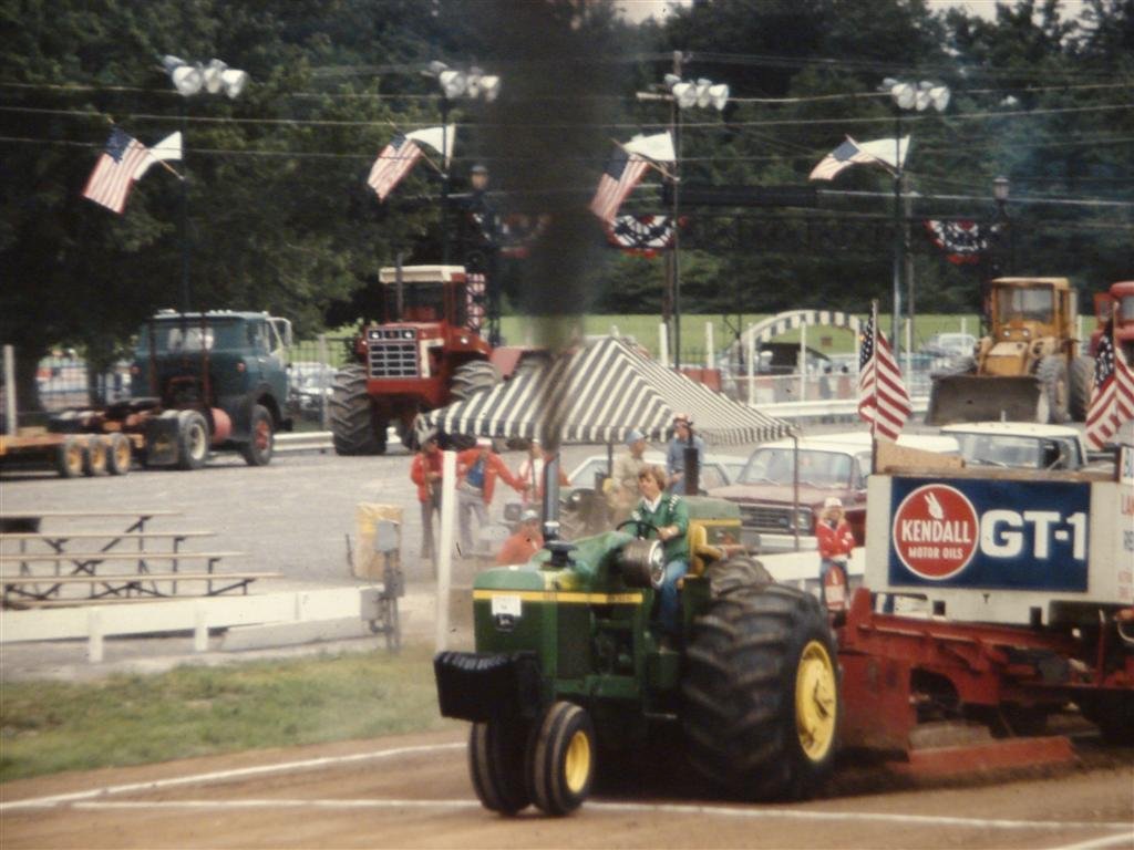 Some more really good old pulling pics from a pull in 1977 - General ...