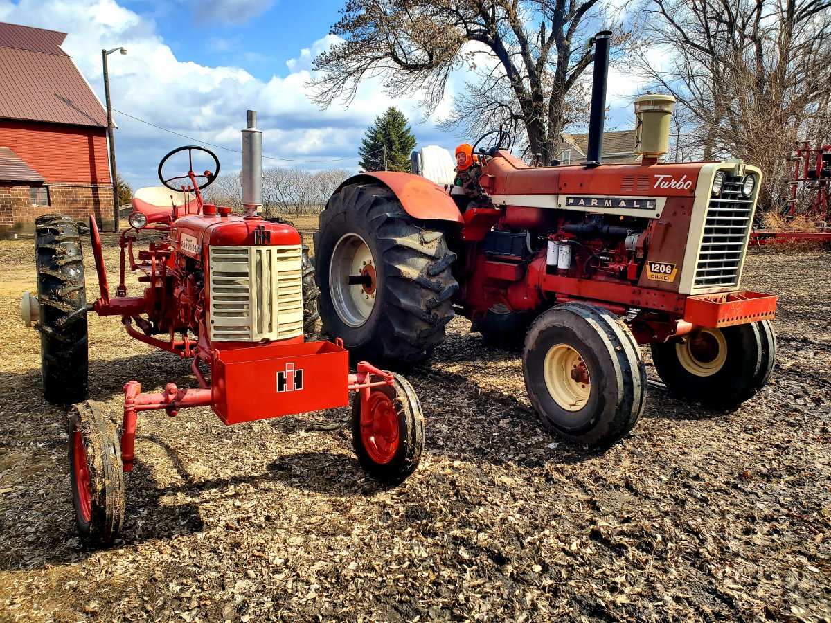 Dads farmall 230 with factory dual hubs - Technical IH Talk - Red Power ...
