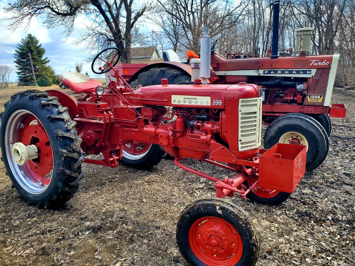 Dads farmall 230 with factory dual hubs - Technical IH Talk - Red Power ...