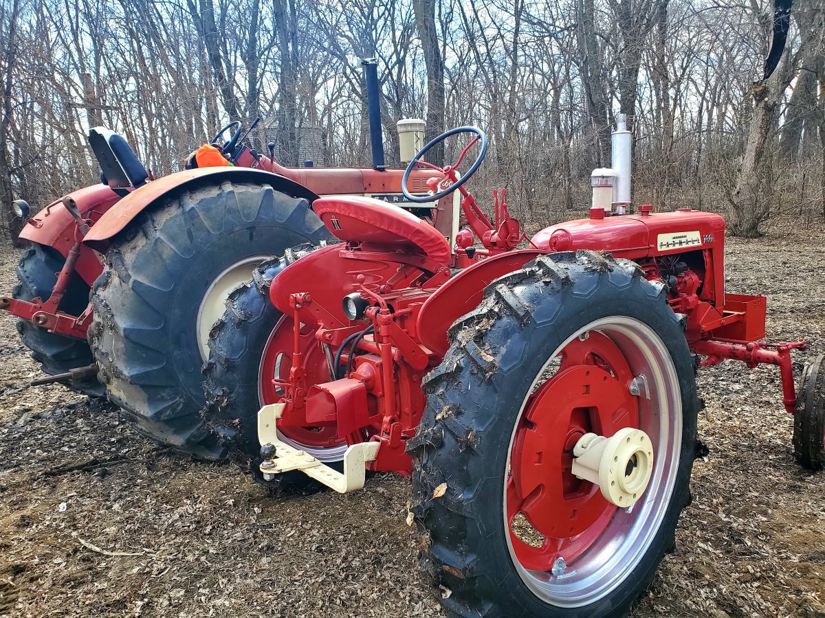 Dads farmall 230 with factory dual hubs - Technical IH Talk - Red Power ...