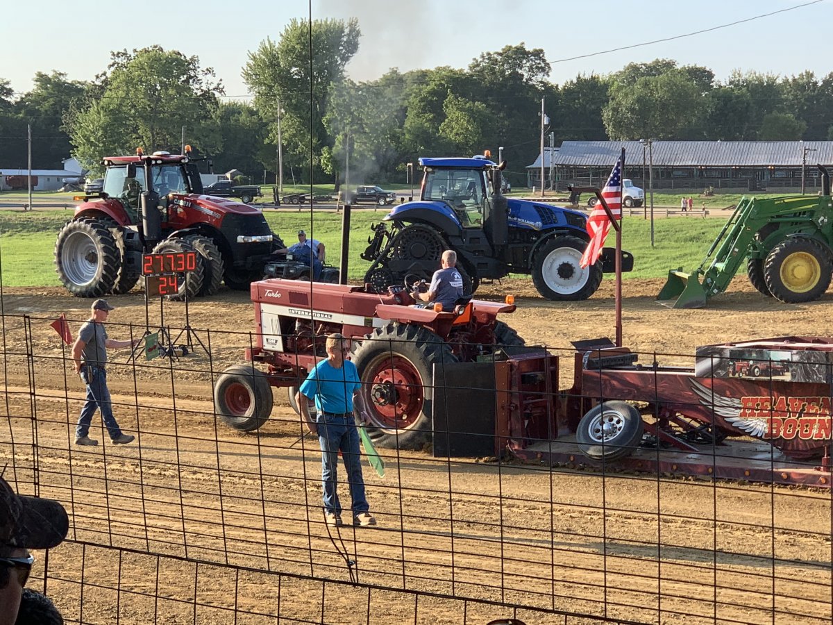 A few local pulling pictures - General Chat - Red Power Magazine Community