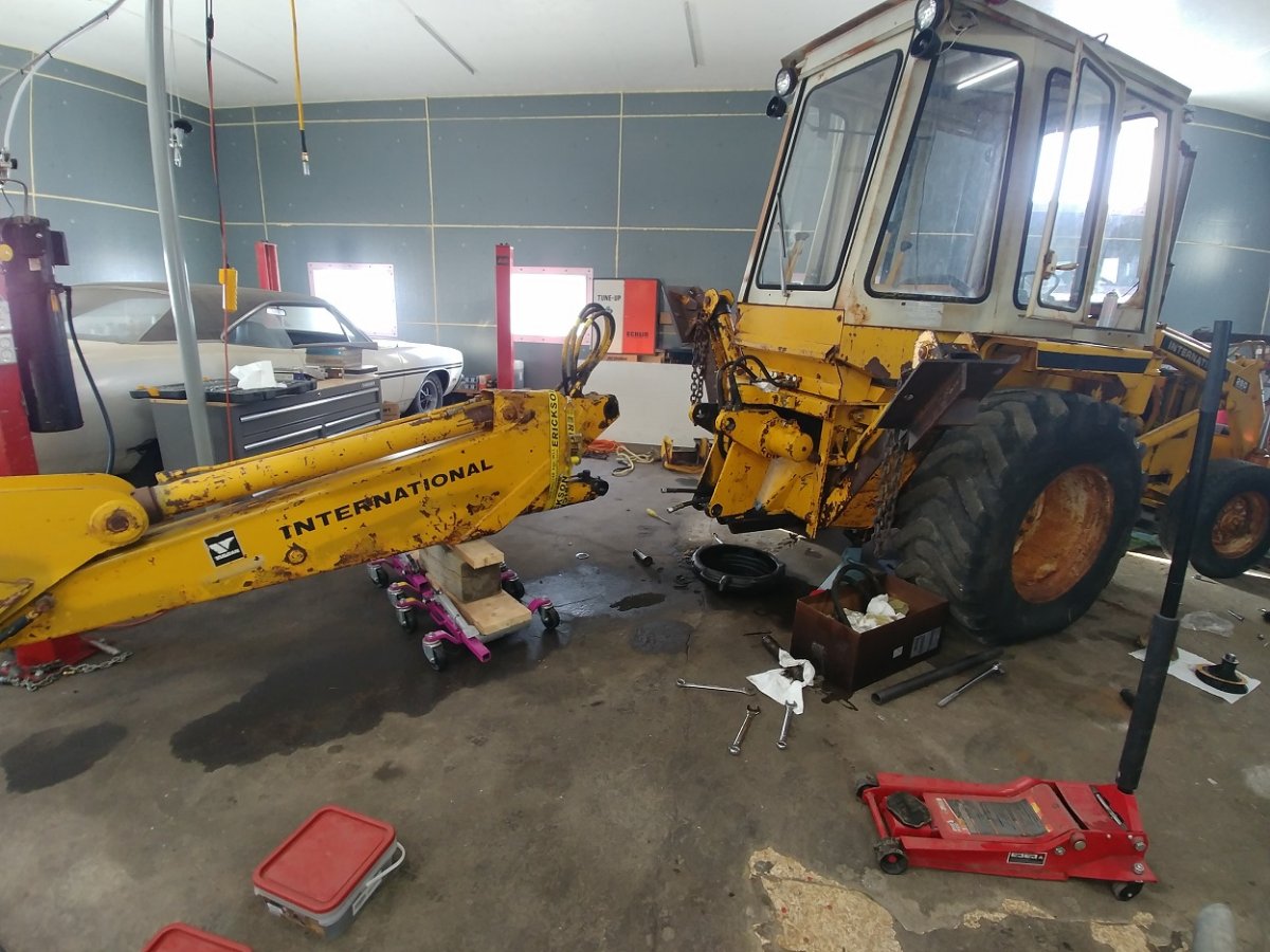 Swing arm seal fix on 260a IH backhoe (same as many others like the ...