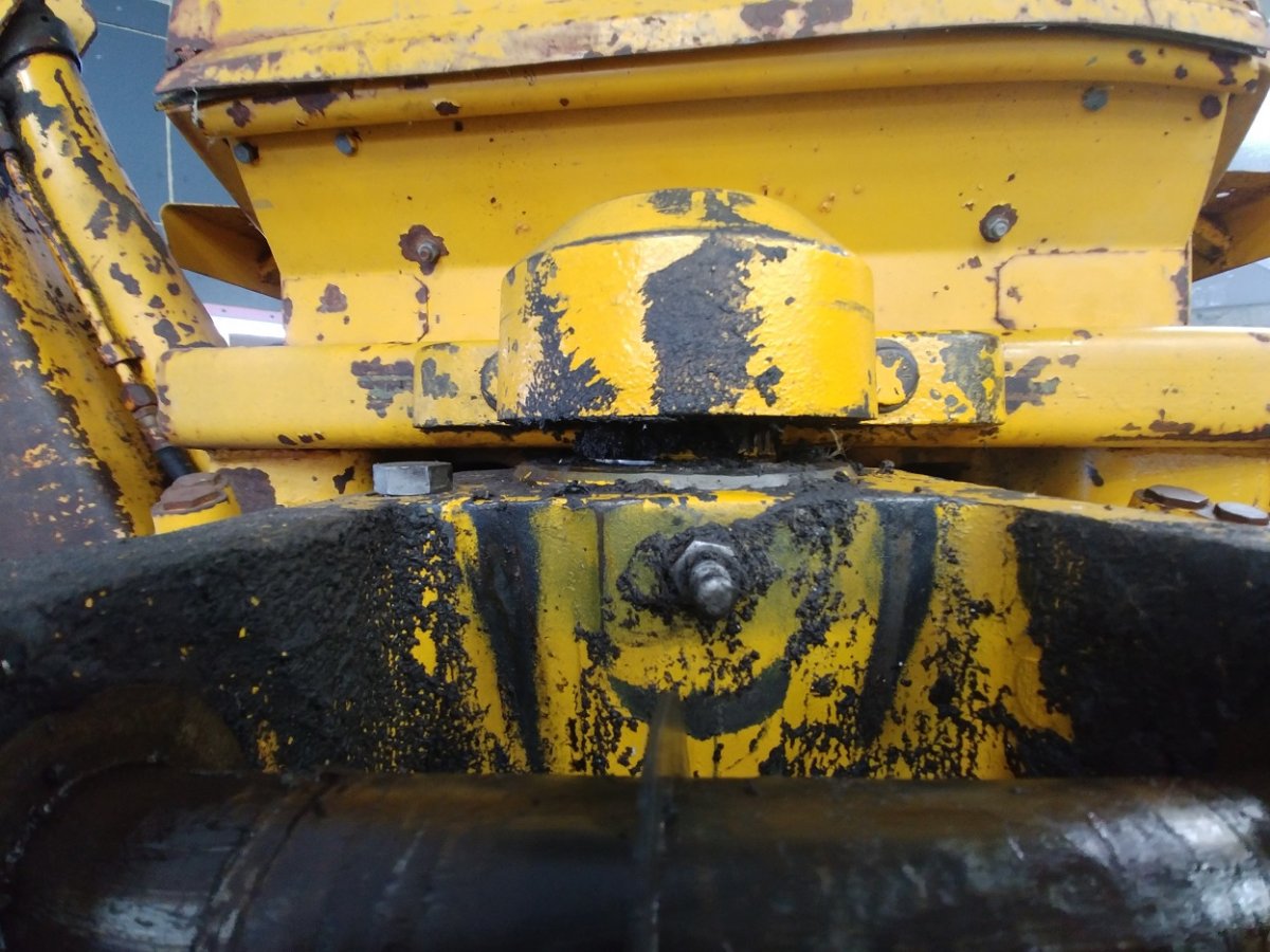 Swing arm seal fix on 260a IH backhoe (same as many others like the ...
