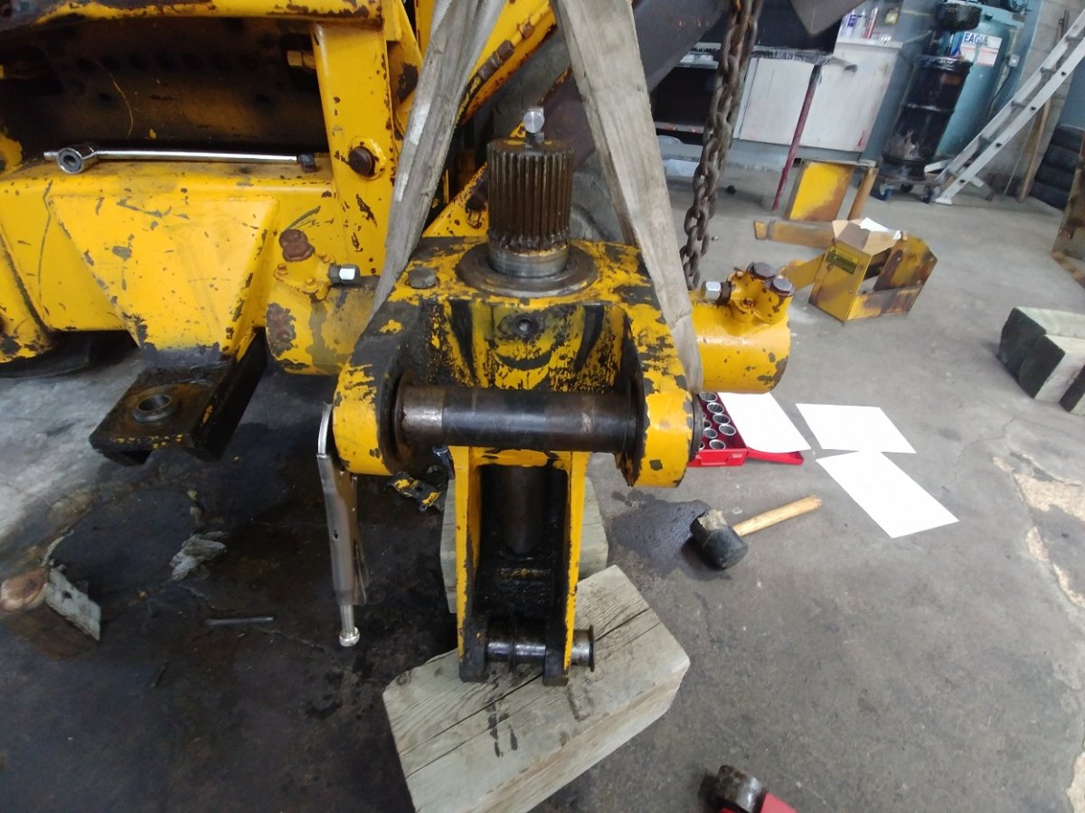 Swing arm seal fix on 260a IH backhoe (same as many others like the ...