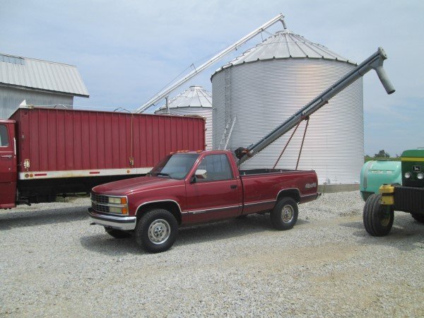 Our old 93 K2500 Suburban on a wet day - General Chat - Red Power ...