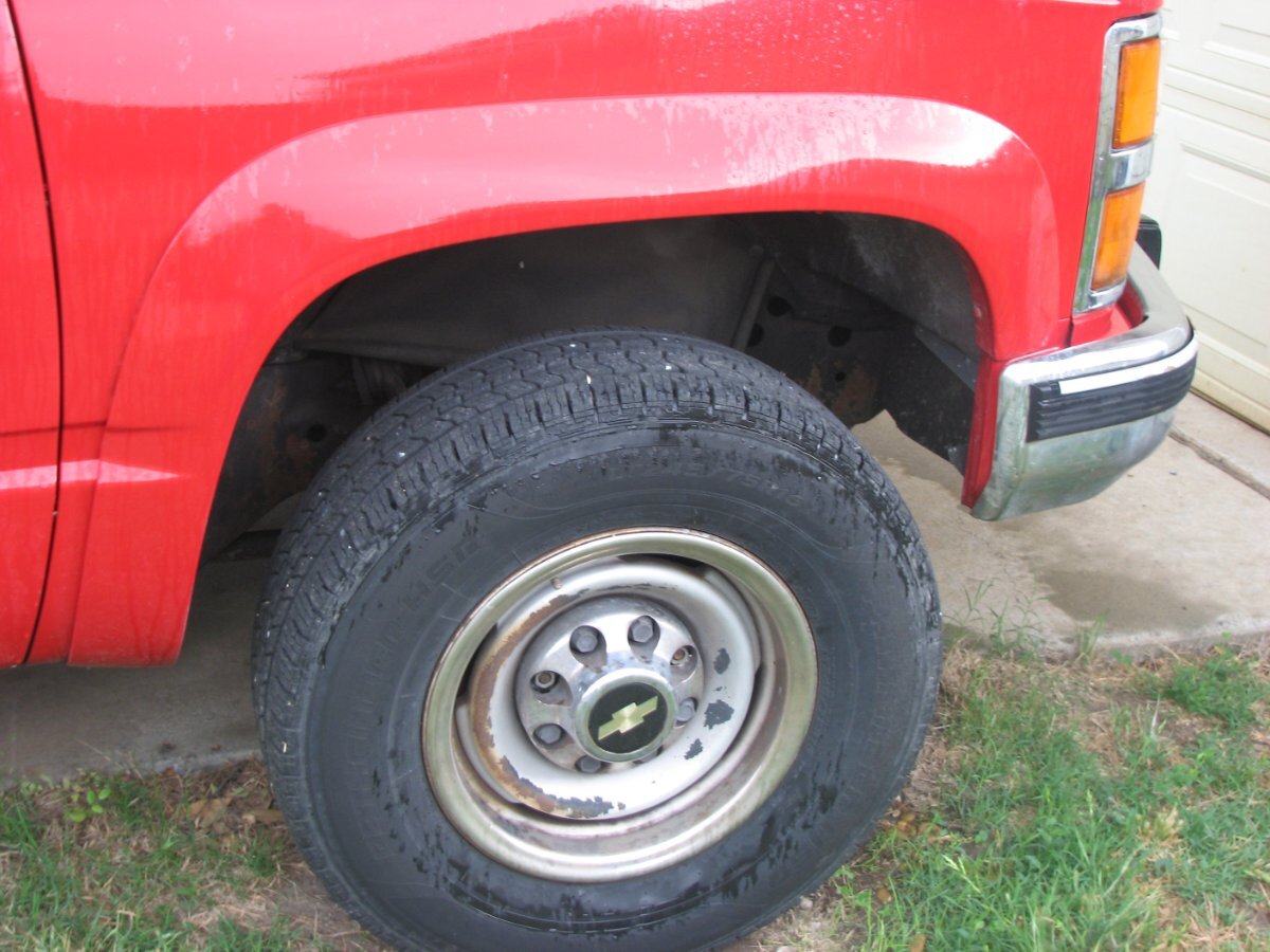 Our old 93 K2500 Suburban on a wet day - General Chat - Red Power ...