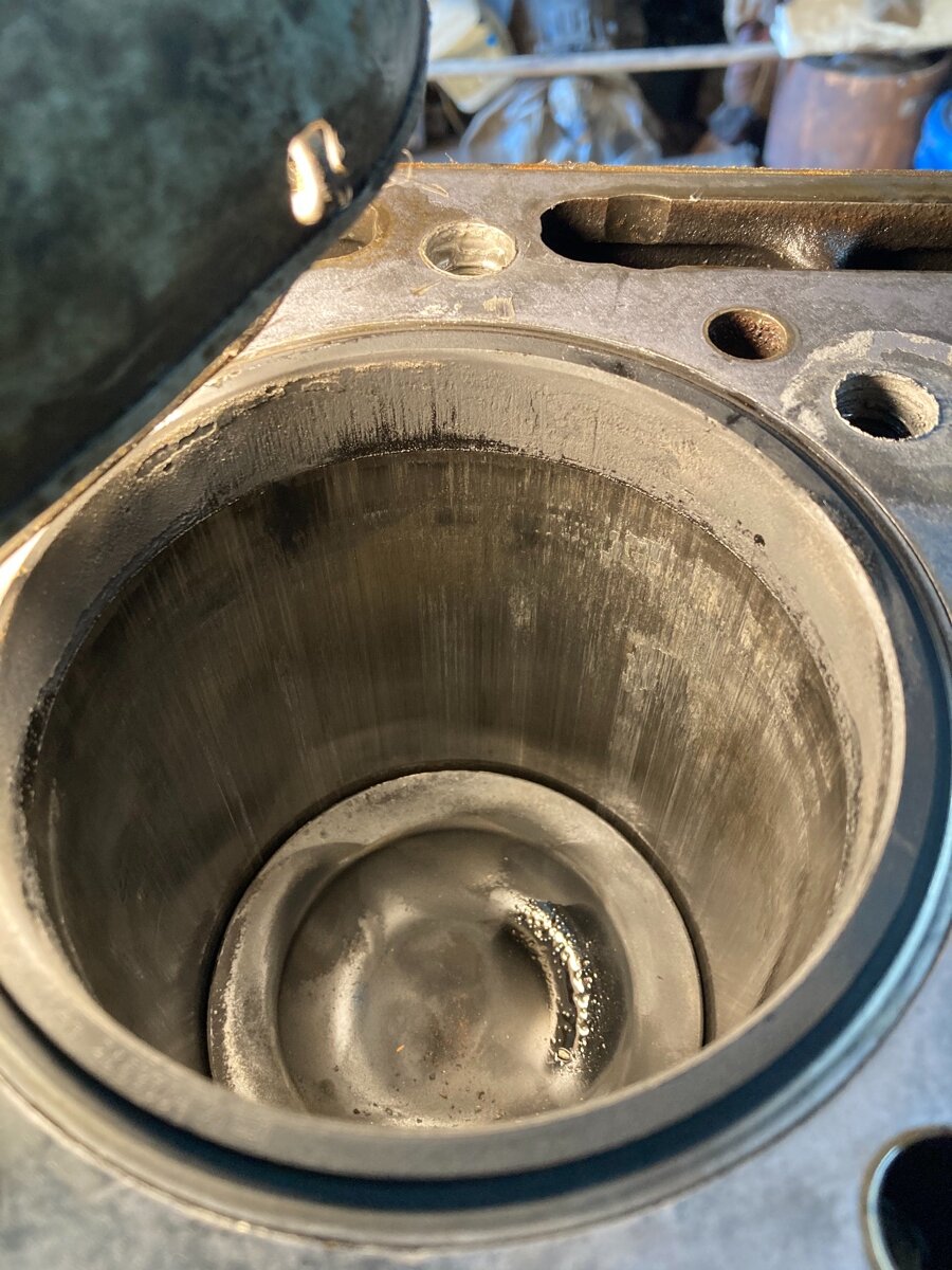 Scoring on piston after just 99 hours - Technical IH Talk - Red Power ...