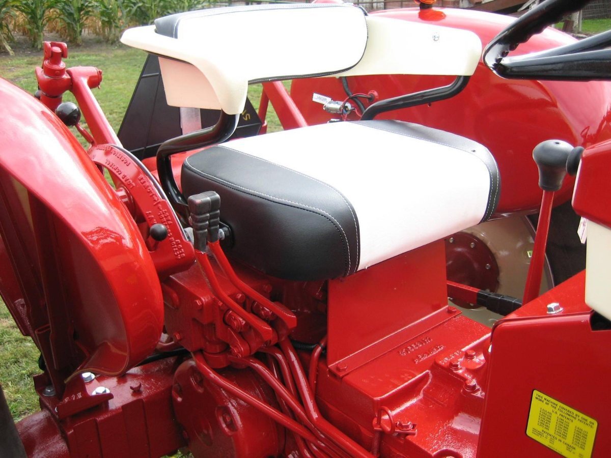 2504 Fiberglass seat pictures - Technical IH Talk - Red Power Magazine ...
