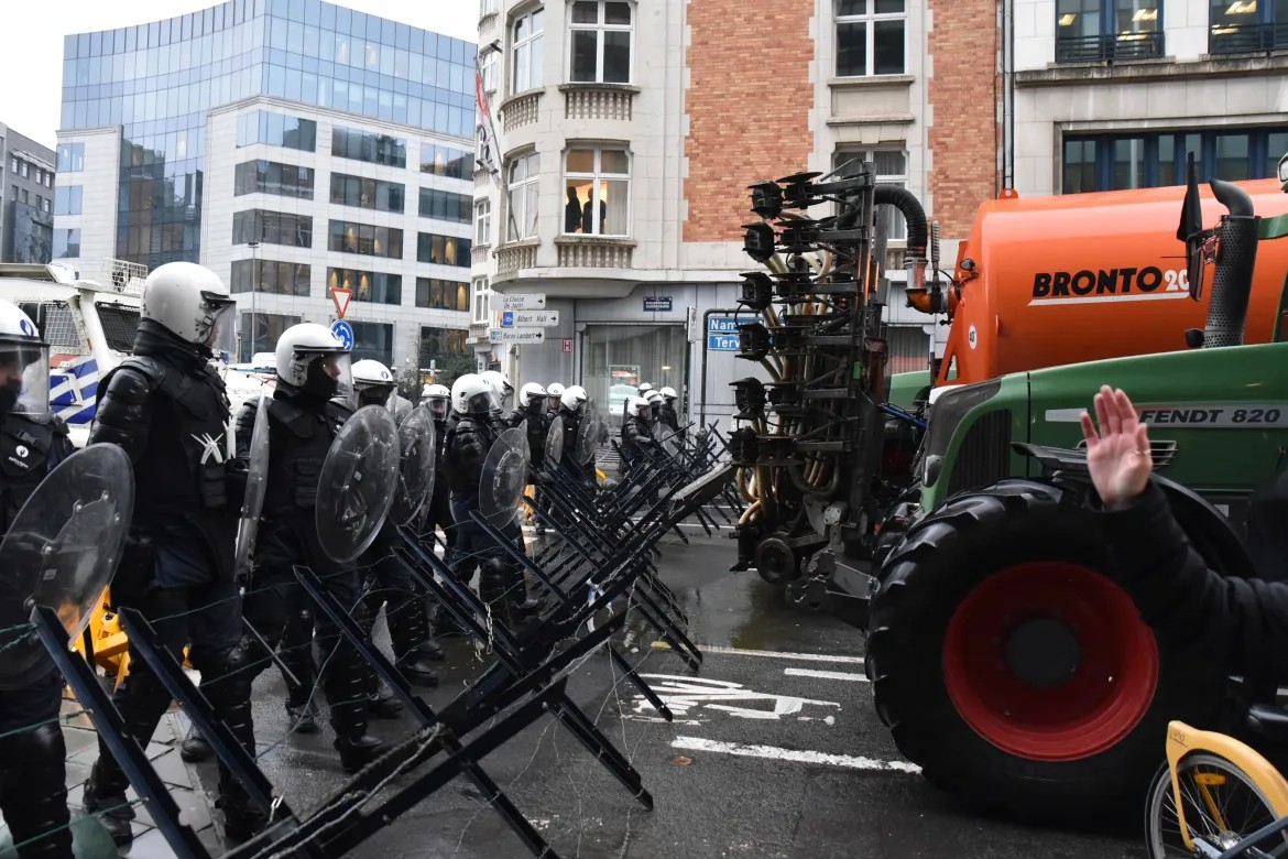 European farmers spray cops with liquid manure near EU meeting ...