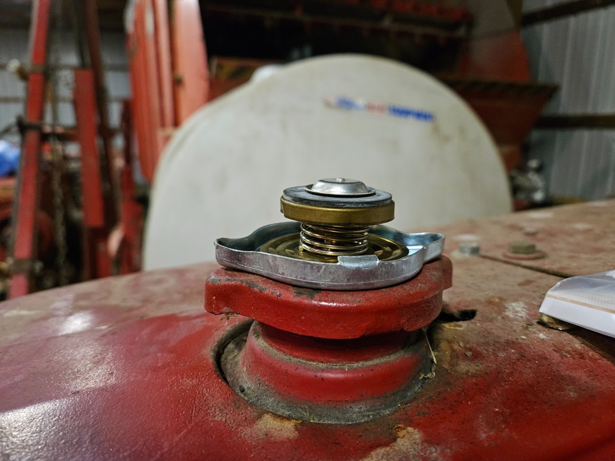 Farmall 400 radiator cap - Technical IH Talk - Red Power Magazine Community
