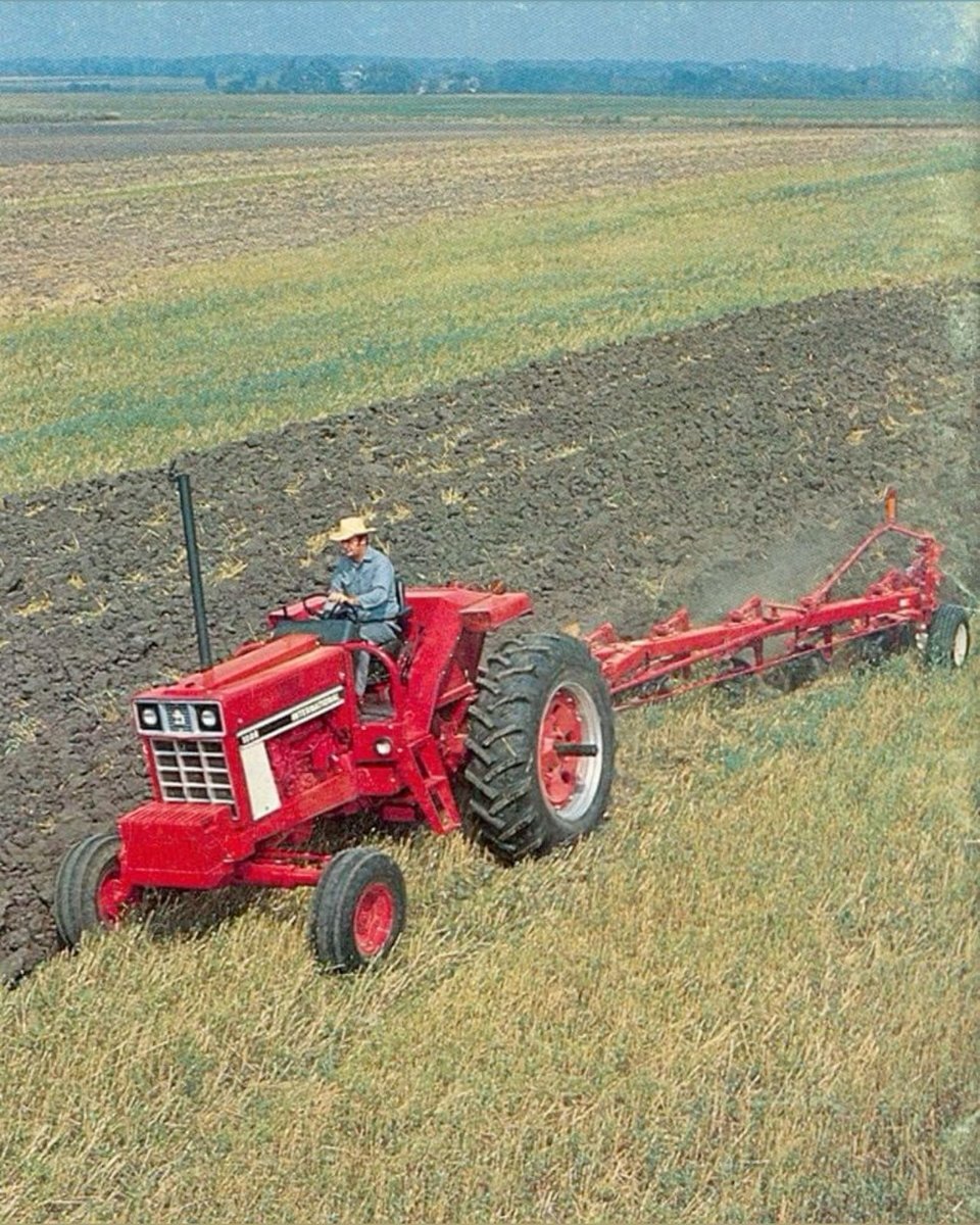 Very brand new open station 1086 back in the seventies pulling a plow ...