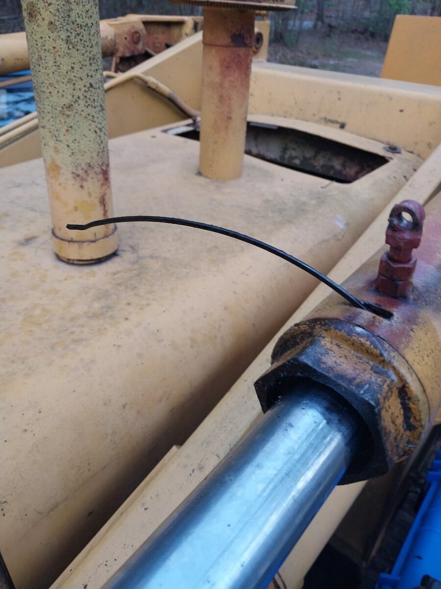 Hydraulic cylinder reseal. - IH Construction Equipment - Red Power ...