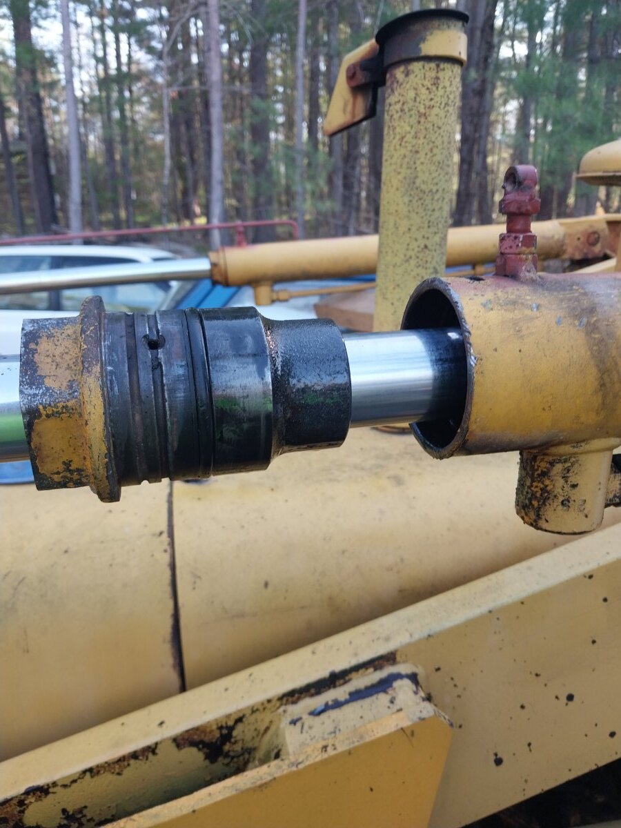 Hydraulic cylinder reseal. - IH Construction Equipment - Red Power ...