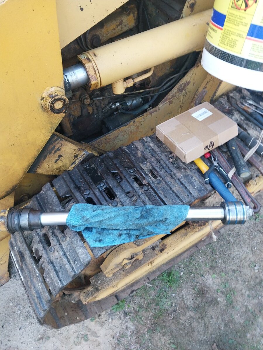 Hydraulic cylinder reseal. - IH Construction Equipment - Red Power ...