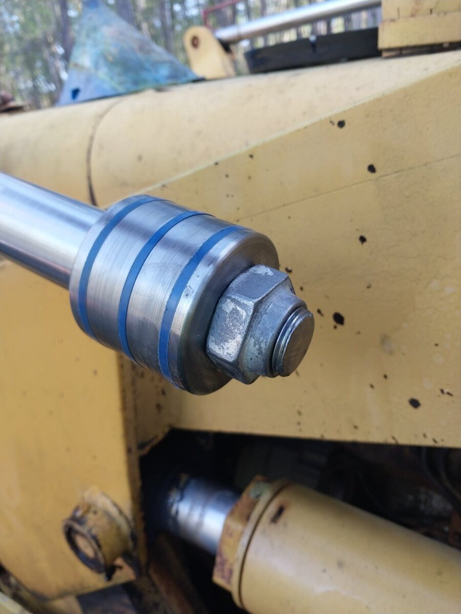 Hydraulic cylinder reseal. - IH Construction Equipment - Red Power ...