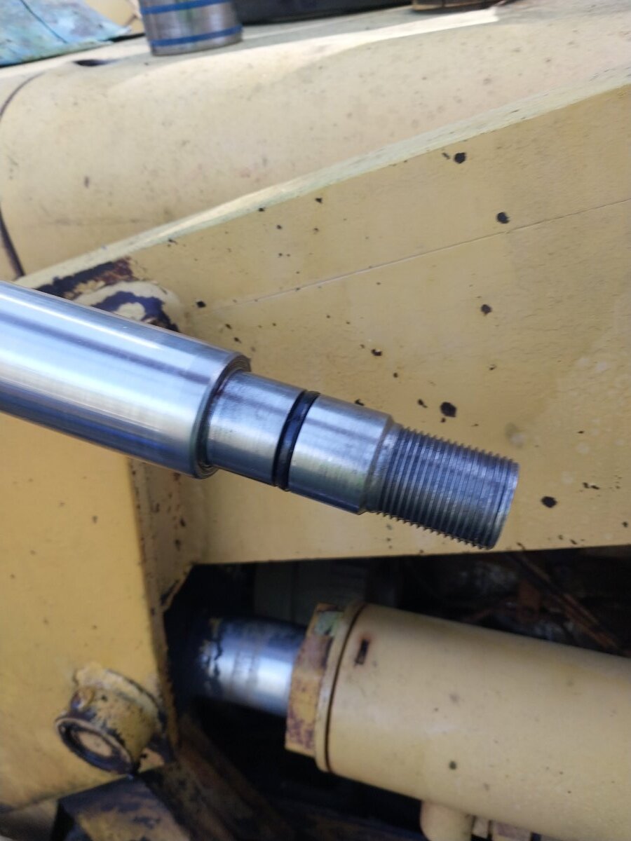 Hydraulic cylinder reseal. - IH Construction Equipment - Red Power ...