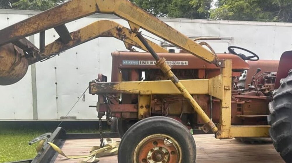 IH 444 with unknown loader, recognize? - General Chat - Red Power ...