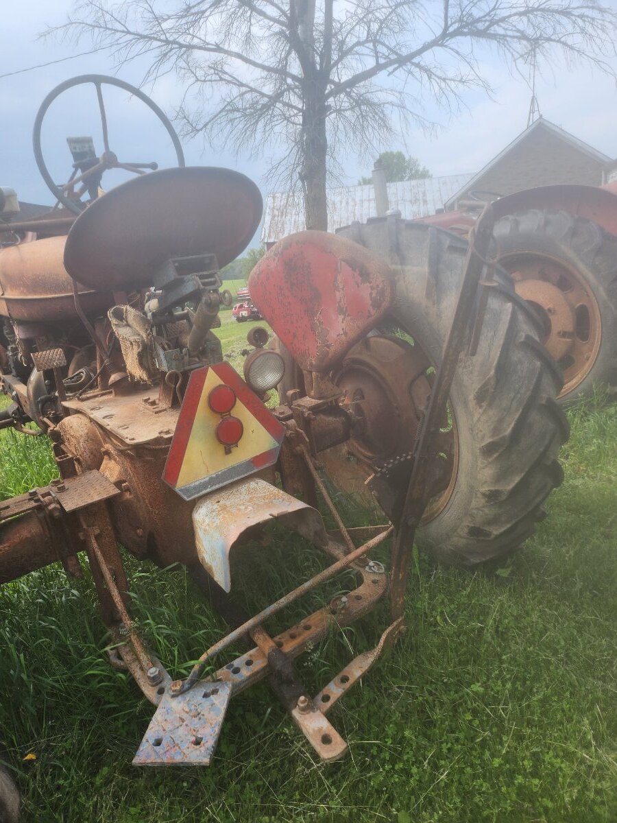 Local auction with old IH - General Chat - Red Power Magazine Community