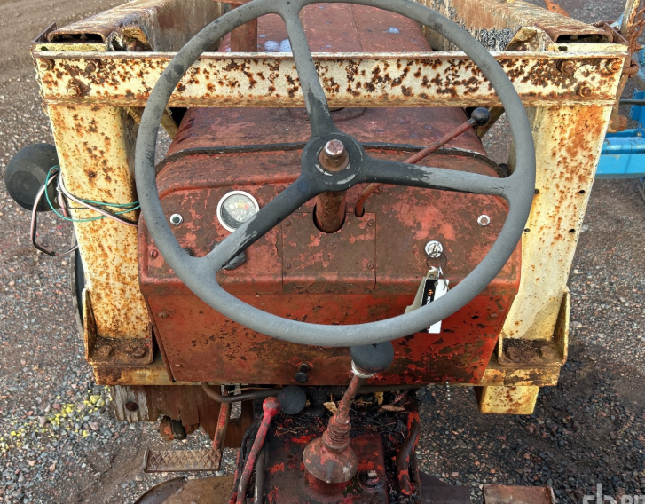 Survivor gas B275 w/1501 loader at auction - Technical IH Talk - Red ...