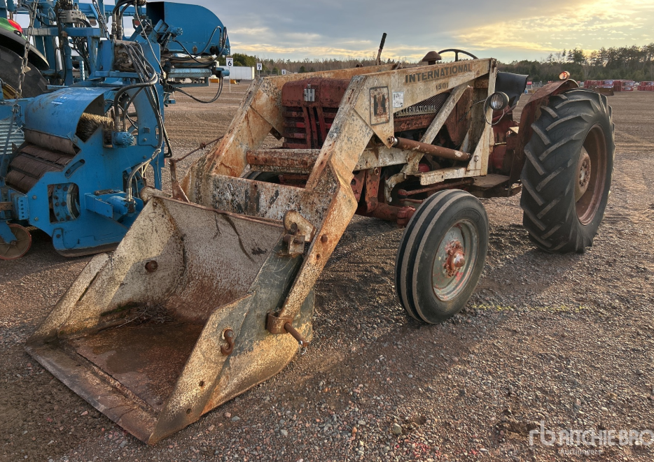 Survivor gas B275 w/1501 loader at auction - Technical IH Talk - Red ...