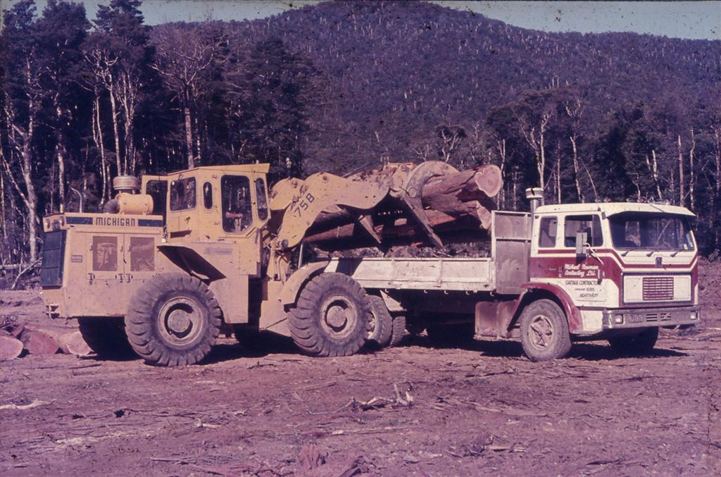 Clark 375 B loader - IH Construction Equipment - Red Power Magazine ...