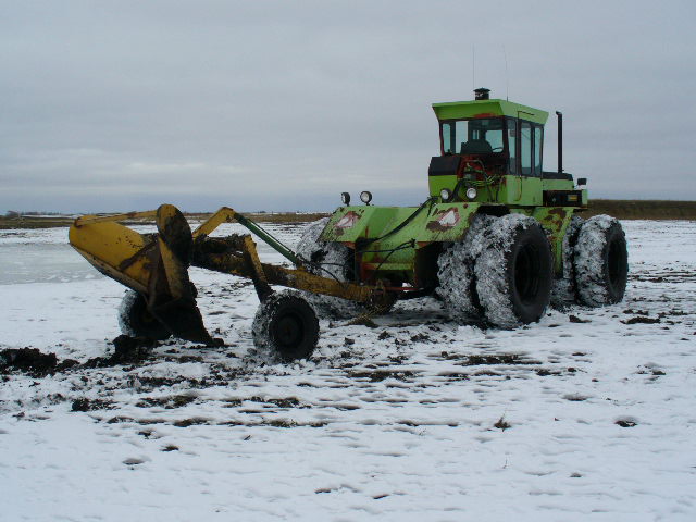 Self loading scraper - IH Construction Equipment - Red Power Magazine ...